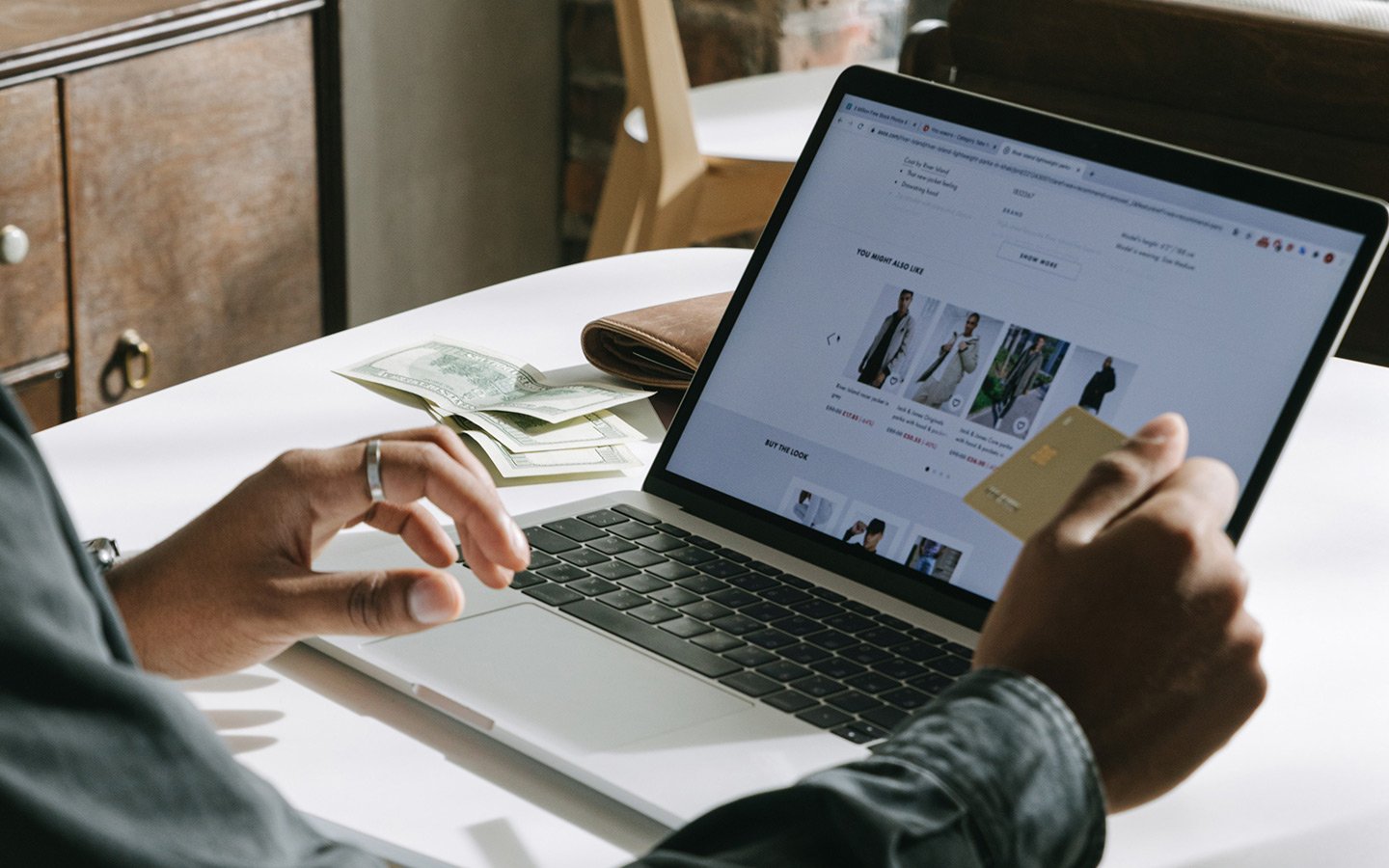 How Ecommerce Businesses Turn Clicks Into Customers Sufio 